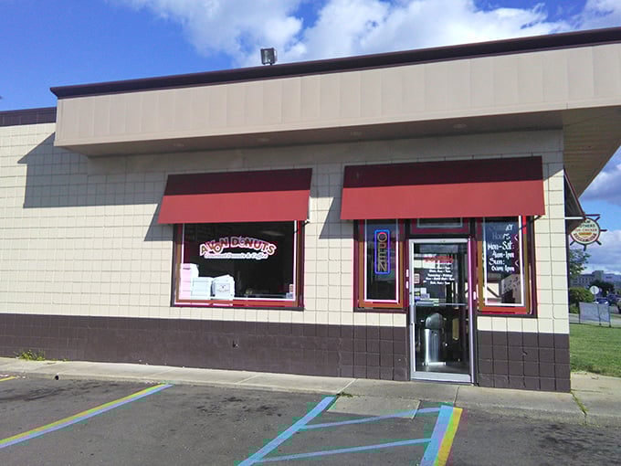 Don't let the minimalist storefront fool you &ndash; Avon Donuts is where Pontiac residents find maximum flavor in every perfectly crafted bite.