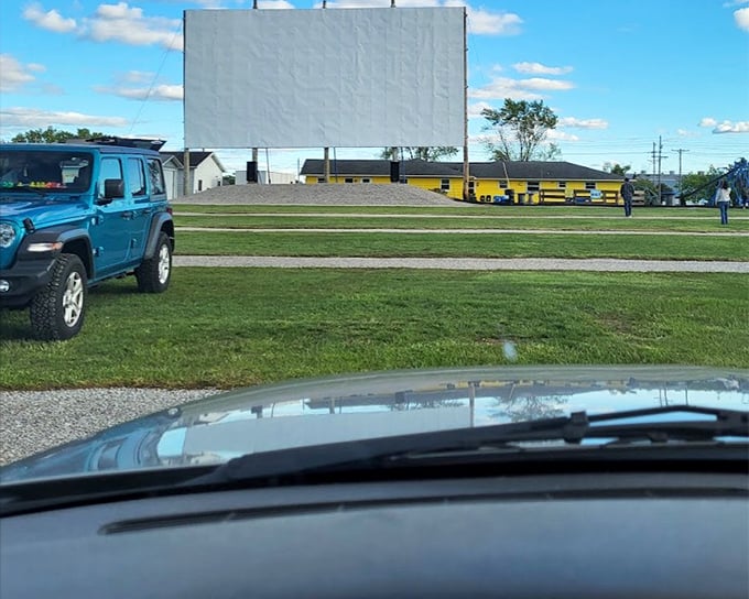 Early arrival at Fleo's means prime parking. That lone car has the right idea&mdash;center position for optimal viewing pleasure!