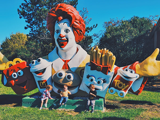 Those french fry friends look ready to dance right off their perch. Pure fast-food nostalgia in technicolor! 