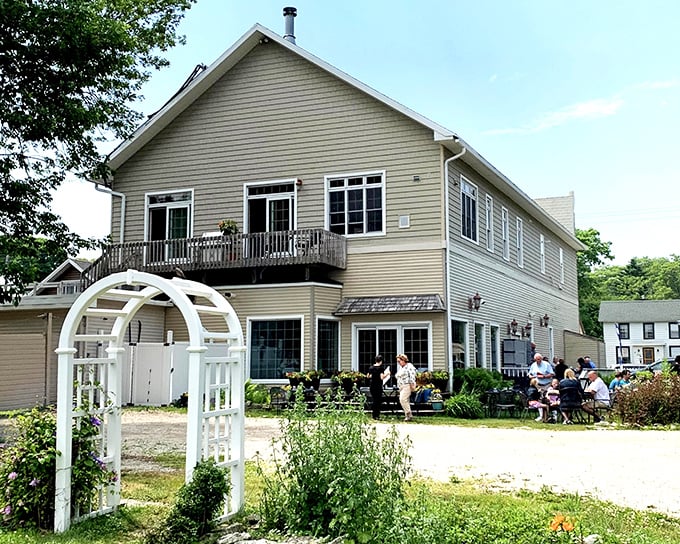 Postcard-perfect and palate-pleasing! This two-story beauty serves up seafood with views that rival the taste sensations.