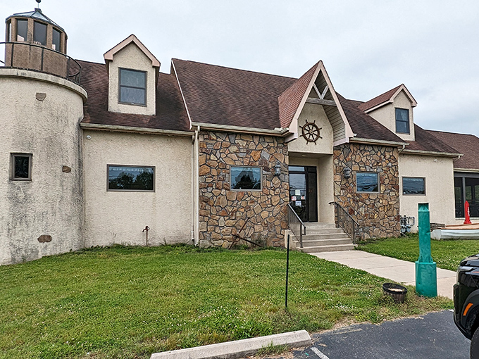 That lighthouse tower isn't just charming decoration&mdash;it's guiding hungry seafood lovers to crab paradise since before GPS existed.