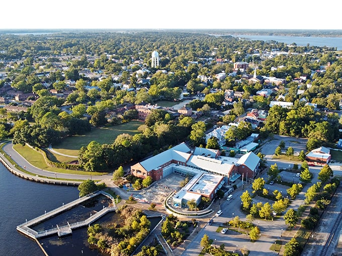 New Bern's waterfront location offers retirees scenic beauty and small-town prices&mdash;a combination rarely found in coastal communities.