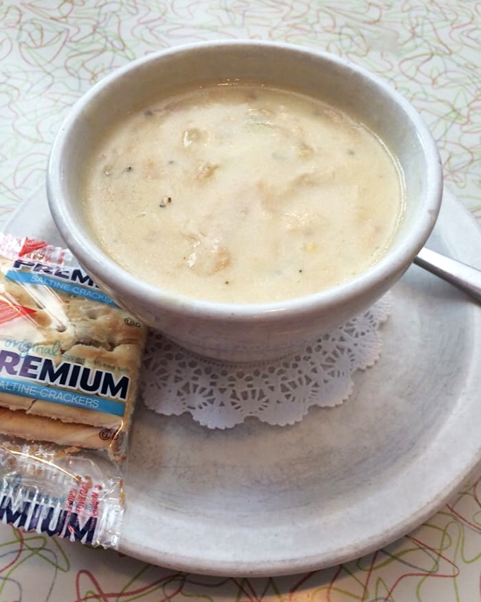 Clam chowder that would make New Englanders nod in respect. Served with crackers, as tradition demands.