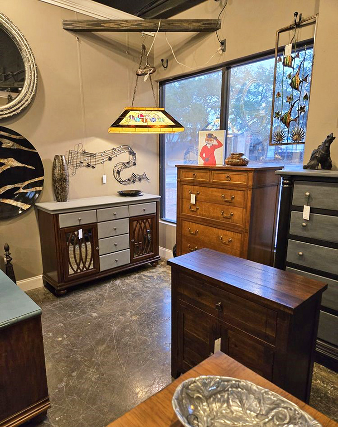 This furniture vignette feels like you've stumbled onto a 1960s movie set&mdash;complete with Tiffany-style lamp and wood that's aged like fine wine.