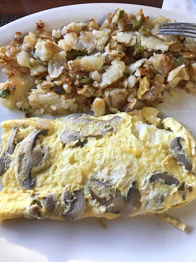 The mushroom omelette – a masterclass in egg architecture. Fluffy, tender, and perfectly filled – this is breakfast engineering at its finest.