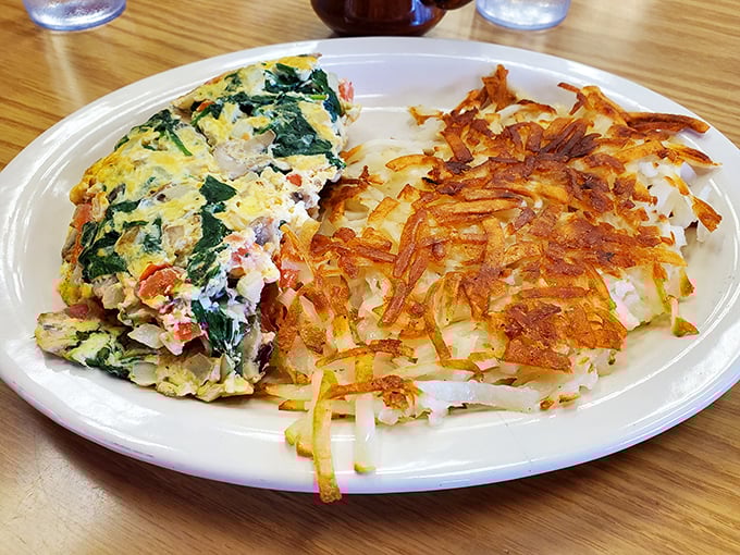 An omelet and hash browns that could end wars. Golden potatoes with the perfect crisp-to-tender ratio that haunts your dreams.