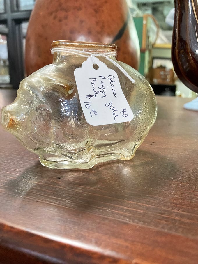 This little glass piggy didn't go to market &ndash; it waited patiently to become someone's prized collectible instead.