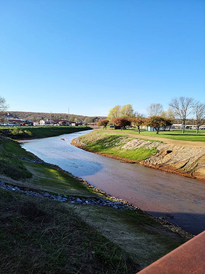 Sandy Creek flows gently through town, offering peaceful views and reminding residents that nature is always just steps away.
