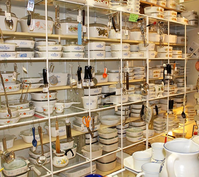 Pyrex paradise! These vintage kitchen treasures survived thousands of family dinners and potlucks, ready for a second life in your kitchen.