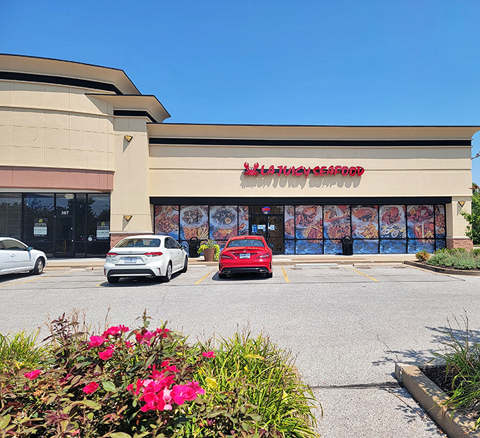 LA Juicy Seafood keeps it simple outside&mdash;saving all the drama for what happens on your plate.