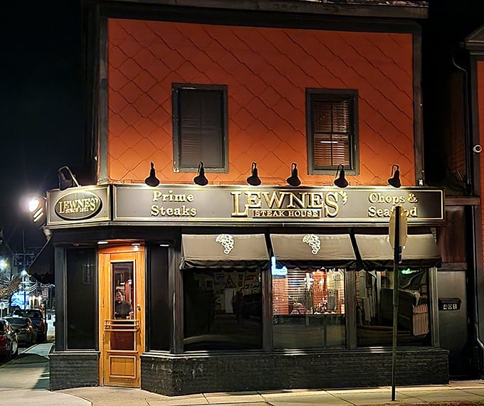 That iconic red exterior has been calling to carnivores for decades. Inside, time stands deliciously still.