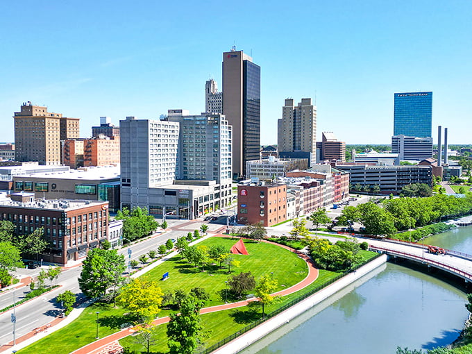 Toledo's downtown park offers that perfect urban oasis where skyscrapers and green space find their happy medium. Nature and concrete in perfect harmony!