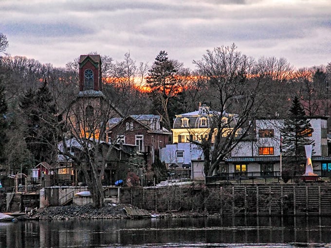 New Hope's riverside charm is the stuff of daydreams. Those historic buildings reflected in the water create a double dose of beauty!