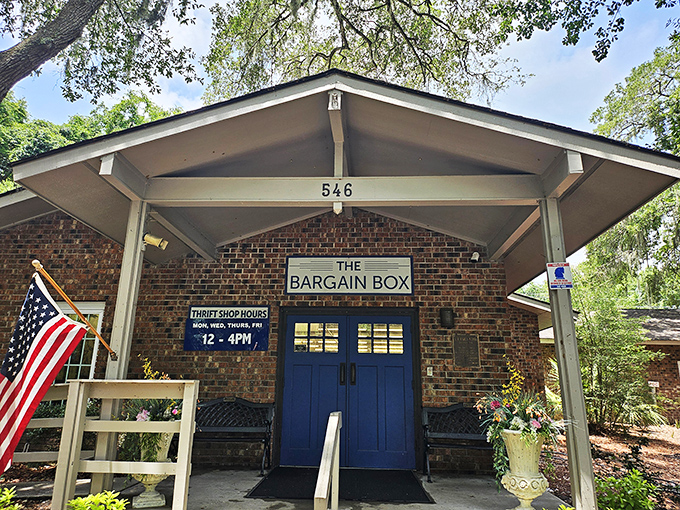 Don't let the modest exterior fool you&mdash;inside this Hilton Head gem are rooms of upscale discoveries.