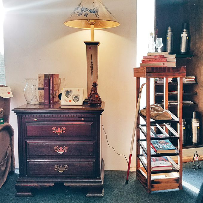 Nightstand and lamp combo that's seen decades of bedtime reading. Mid-century craftsmanship waiting to become the conversation piece in your guest room.