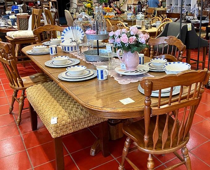 Dining table perfection that whispers, "Yes, you could host Thanksgiving this year," in a surprisingly convincing tone.