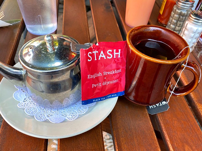 Even tea service gets the no-nonsense Fuller's treatment: good quality Stash tea, proper pot, no pretension, just satisfaction.