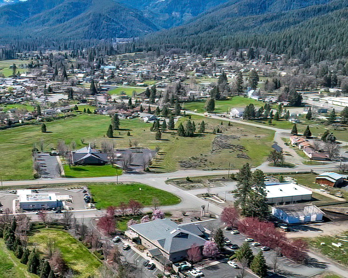 Winter transforms Etna into a snow globe come to life. The kind of scene that makes you want to curl up with cocoa.
