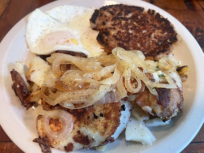 A breakfast platter that says, "You won't need lunch today, my friend." Those crispy potatoes deserve their own fan club.