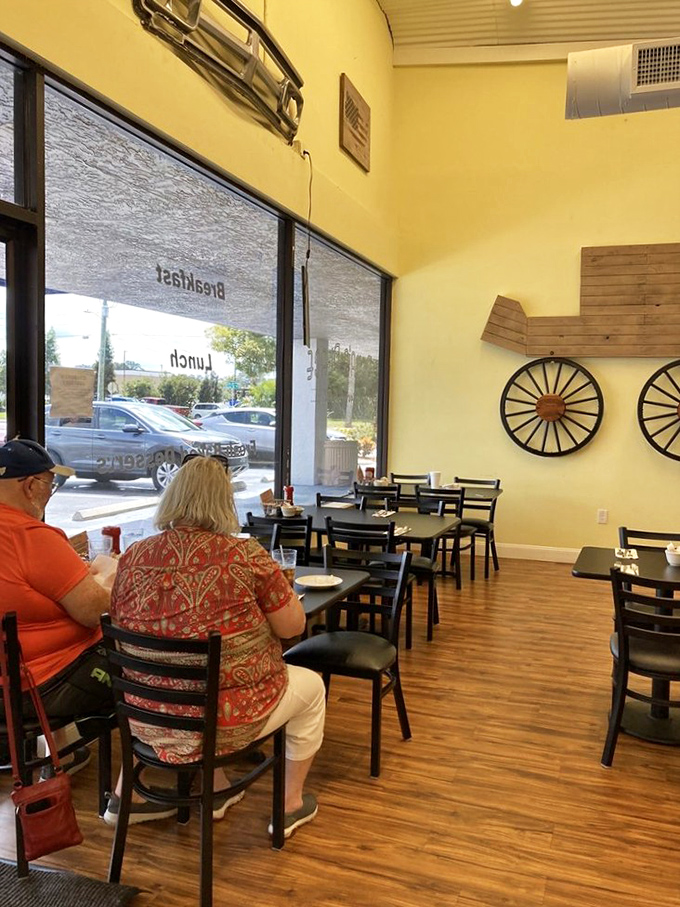 Simple wooden tables, wagon wheel d&eacute;cor, and large windows that let in natural light&mdash;the dining area feels like Florida without trying too hard.