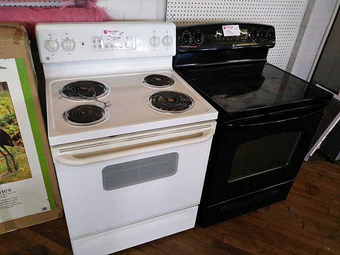 Black or white? These kitchen workhorses have many meals left to make. Someone's kitchen upgrade becomes your appliance bargain of the century.