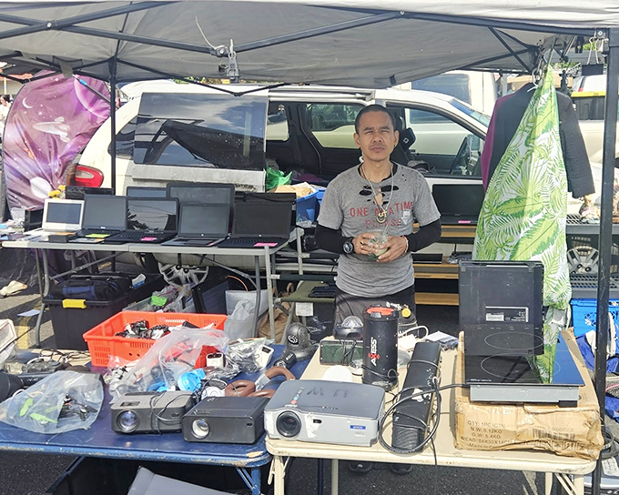 Tech heaven for the nostalgic soul. Those projectors have illuminated countless family slideshows and are ready for their second act.