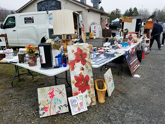 Seasonal d&eacute;cor that blooms year-round. These poinsettia prints bring holiday cheer without the inevitable brown leaves come January.