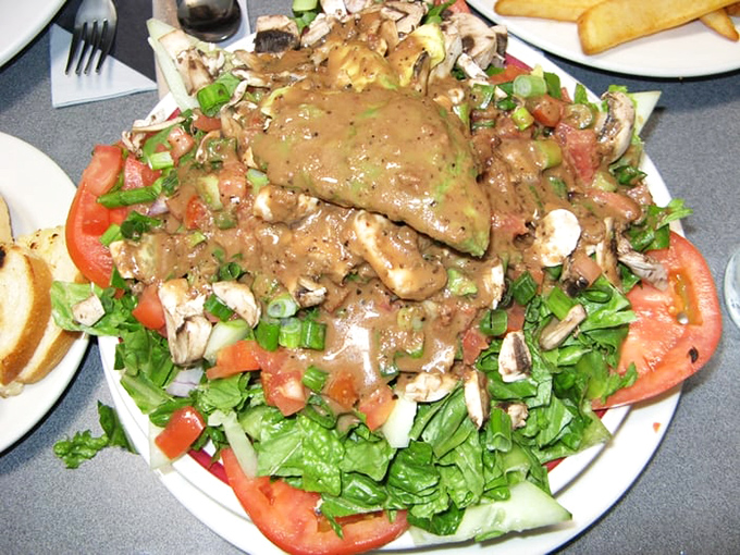 Even the salads at The Griddle arrive with Hollywood-sized ambition – a mountain of greens, protein, and vegetables worthy of their own agent.