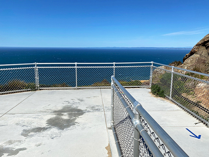 The viewing platform offers that "top of the world" feeling, where you can almost imagine California sliding right into the sea.