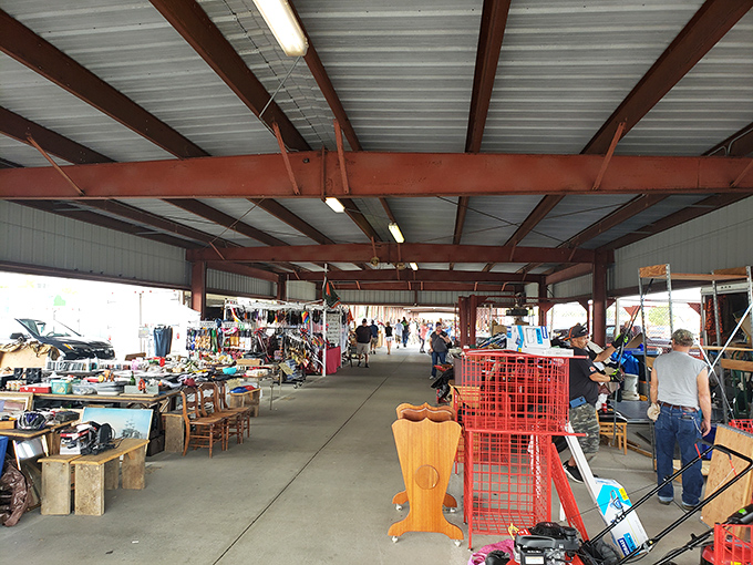 Sunshine, tents, and treasures as far as the eye can see. The perfect recipe for a bargain hunter's dream day.