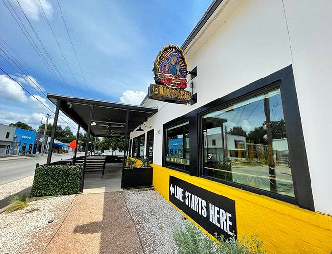 "Line Starts Here" is both instruction and promise at la Barbecue. That cheerful exterior houses serious smoke masters at work.