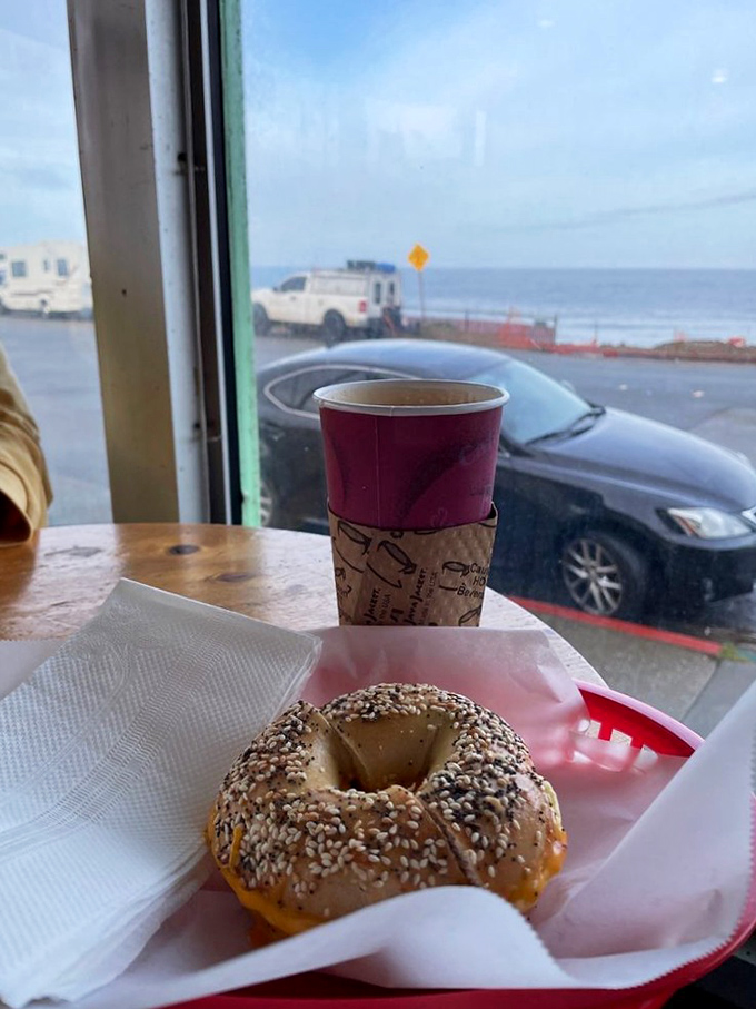 Ocean views and sesame seeds – this bagel breakfast setup proves that sometimes the best seasoning is simply the sight of waves crashing against California shores.