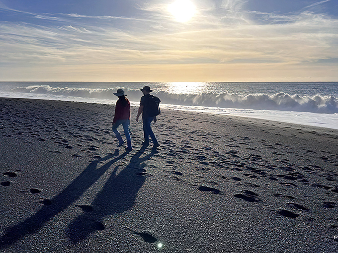 Silhouettes against the setting sun create living art on nature's darkest canvas&mdash;romance doesn't get more cinematic than this.