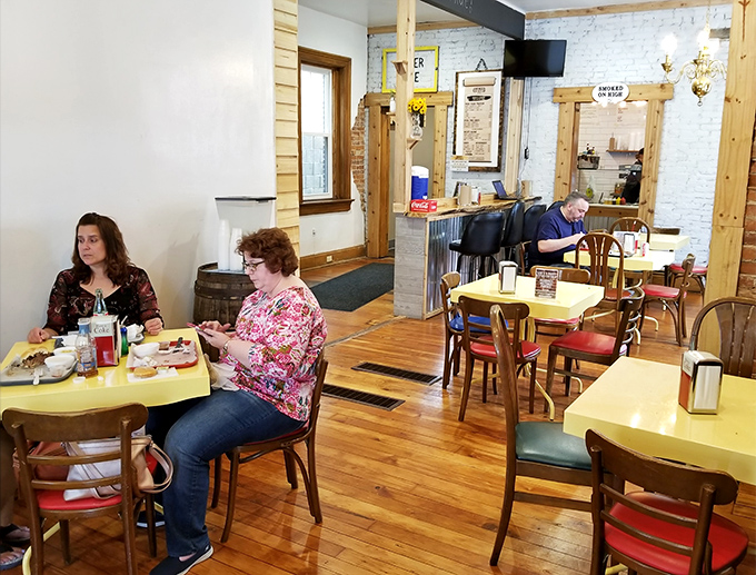 The dining room buzzes with the satisfied murmurs of people having religious experiences with smoked meat. No phones necessary&mdash;just focus on the food.