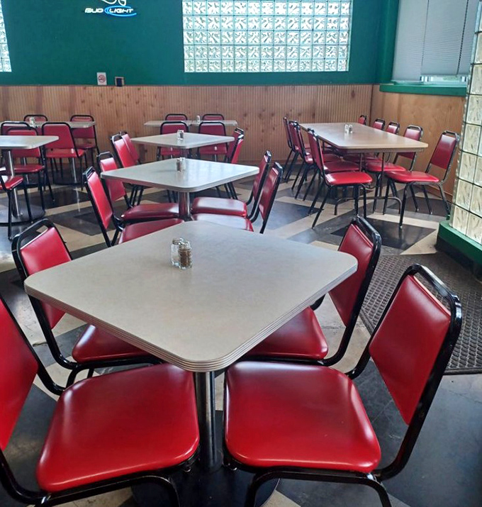 Empty tables mean you've arrived at the perfect time. Like finding a parking spot right in front, it's one of life's small victories. 