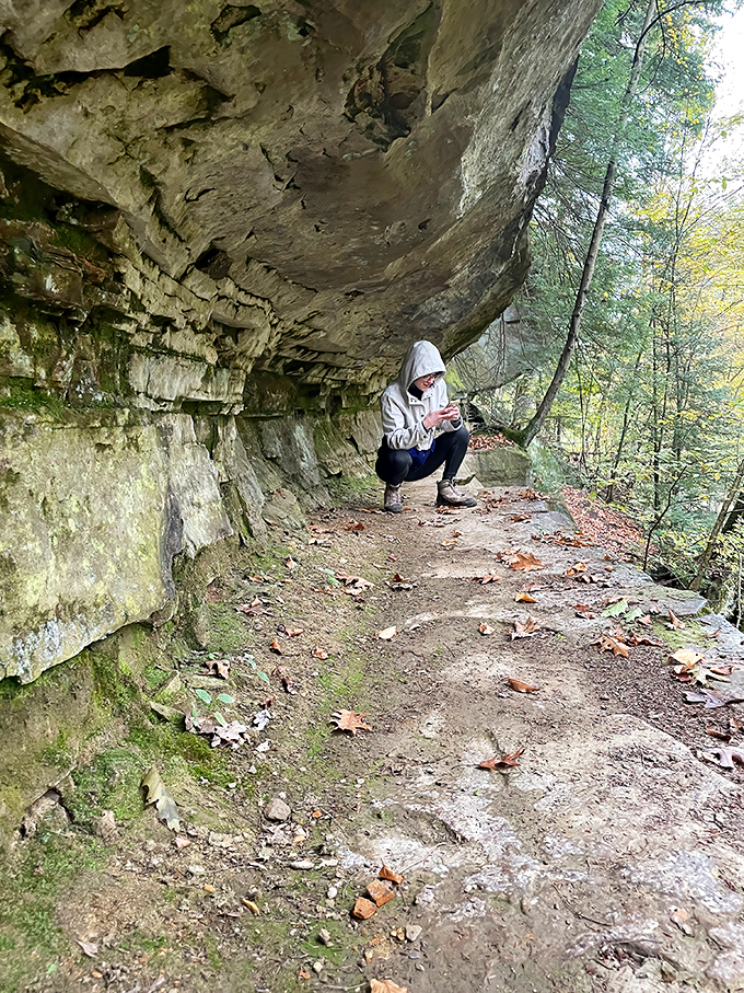 Even the hiking trails have dramatic flair&mdash;this rocky overhang looks like it's auditioning for a role in "National Geographic."