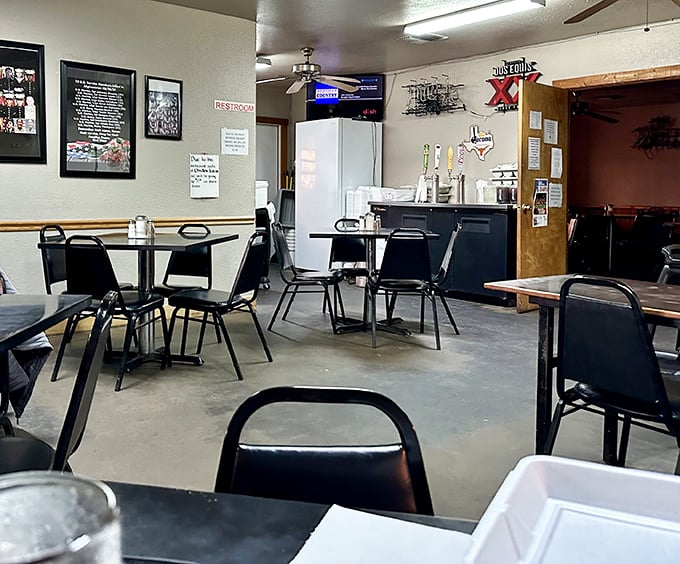 Simple surroundings that let the food be the celebrity. Those ceiling fans have witnessed countless "first bite" moments of pure joy.