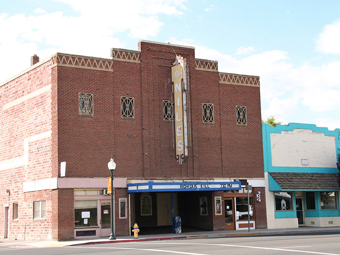 The Niles Theater's art deco fa&ccedil;ade promises movie magic without the big city prices. No $15 popcorn in this establishment!