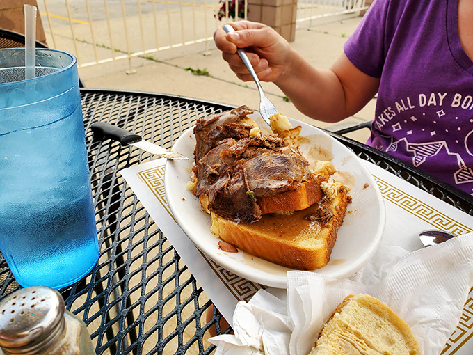 Al fresco dining with a serious roast beef sandwich&mdash;proof that sometimes the simplest pleasures are the most satisfying. That meat looks fork-tender.