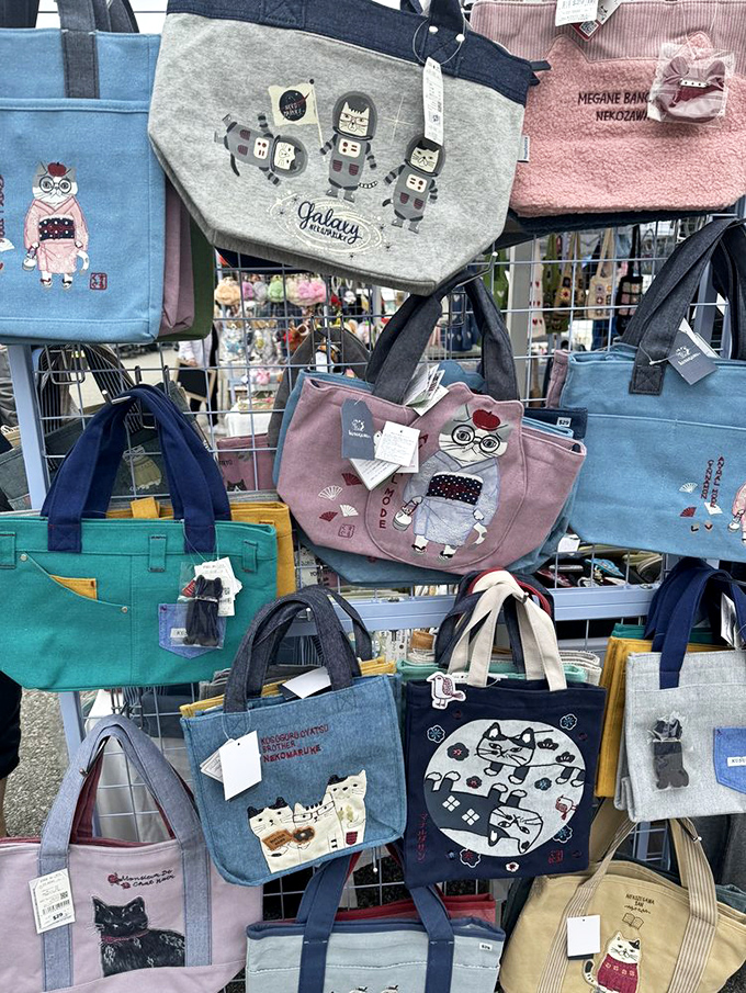 Adorable illustrated totes that make plastic bags look like the sad fashion choice they truly are.