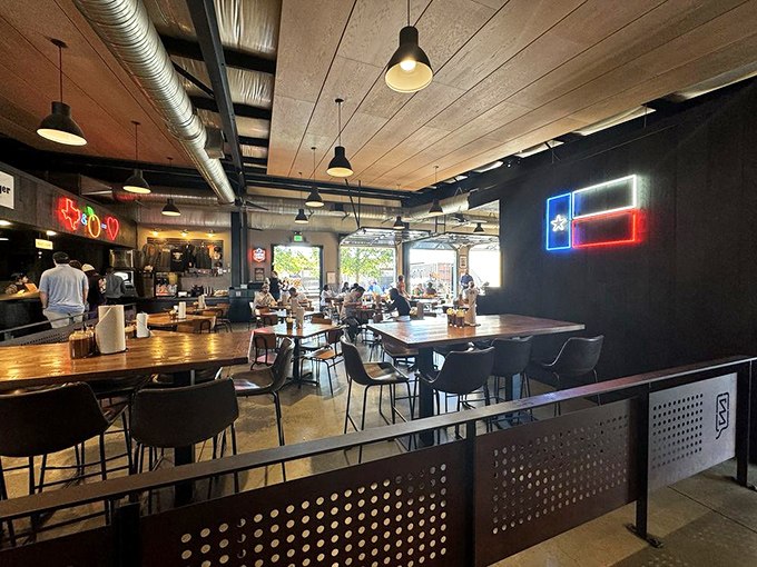 The dining room buzzes with the happy murmurs of people having religious experiences with smoked meat.