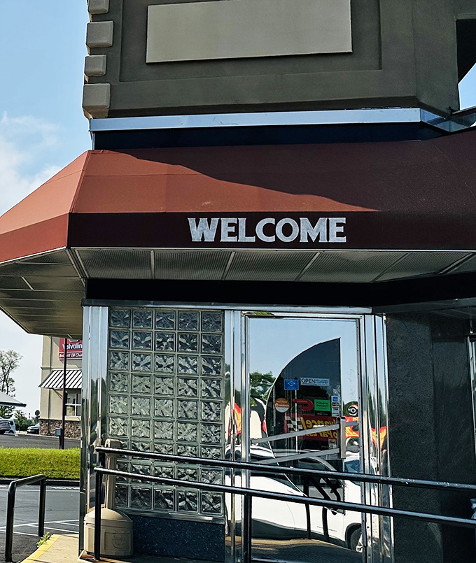 The entrance beckons with that simple "WELCOME" &ndash; diner-speak for "abandon your diet, all ye who enter here."