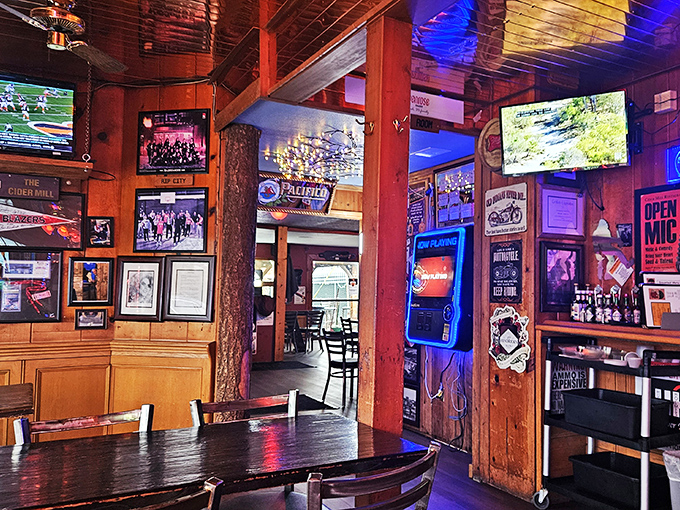 Classic American tavern vibes where every seat feels like the best seat in the house.