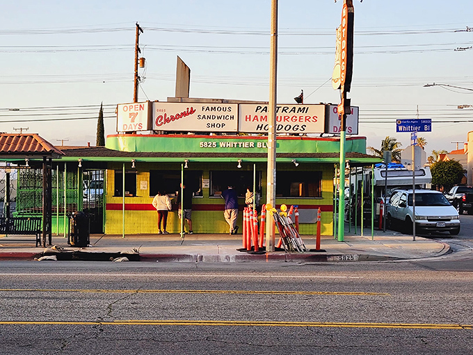 Chronis' vibrant green exterior is like a beacon for hot dog enthusiasts. Those in the know make the pilgrimage regularly!