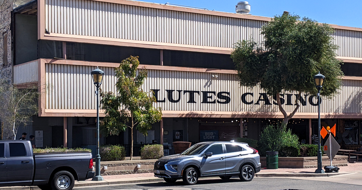 People Drive From All Over Arizona To Eat At This Wonderfully Wacky Bar