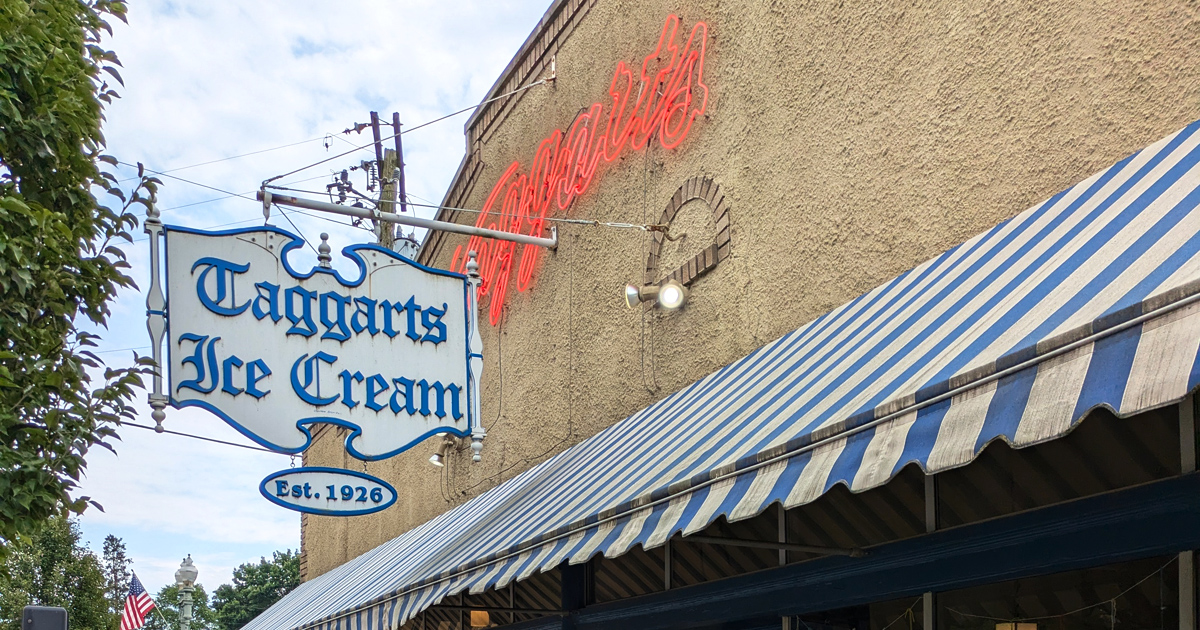 This Classic Ice Cream Parlor In Ohio Has Banana Splits As Big As Your Head