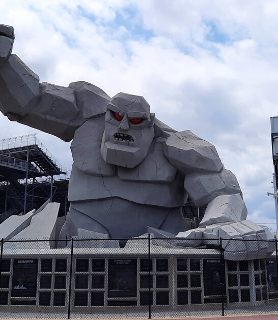 giant monster statue delaware ftr