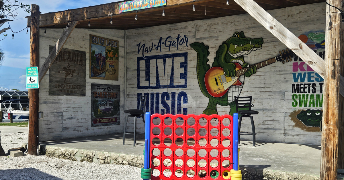 The Wonderfully Wacky Bar In Florida That Secretly Serves The State’s ...