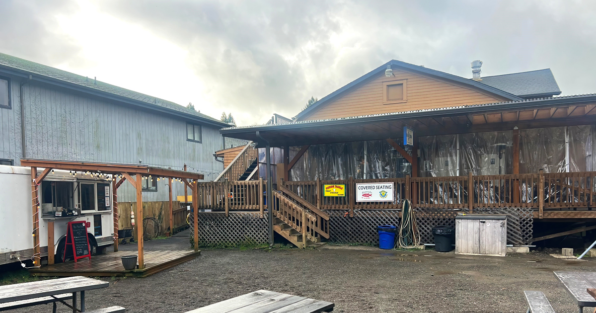 People Drive From All Over Oregon To Feast At This Mom-And-Pop Restaurant