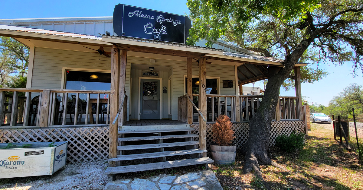 This Legendary Restaurant In Texas Has A Massive Cheeseburger Famous ...
